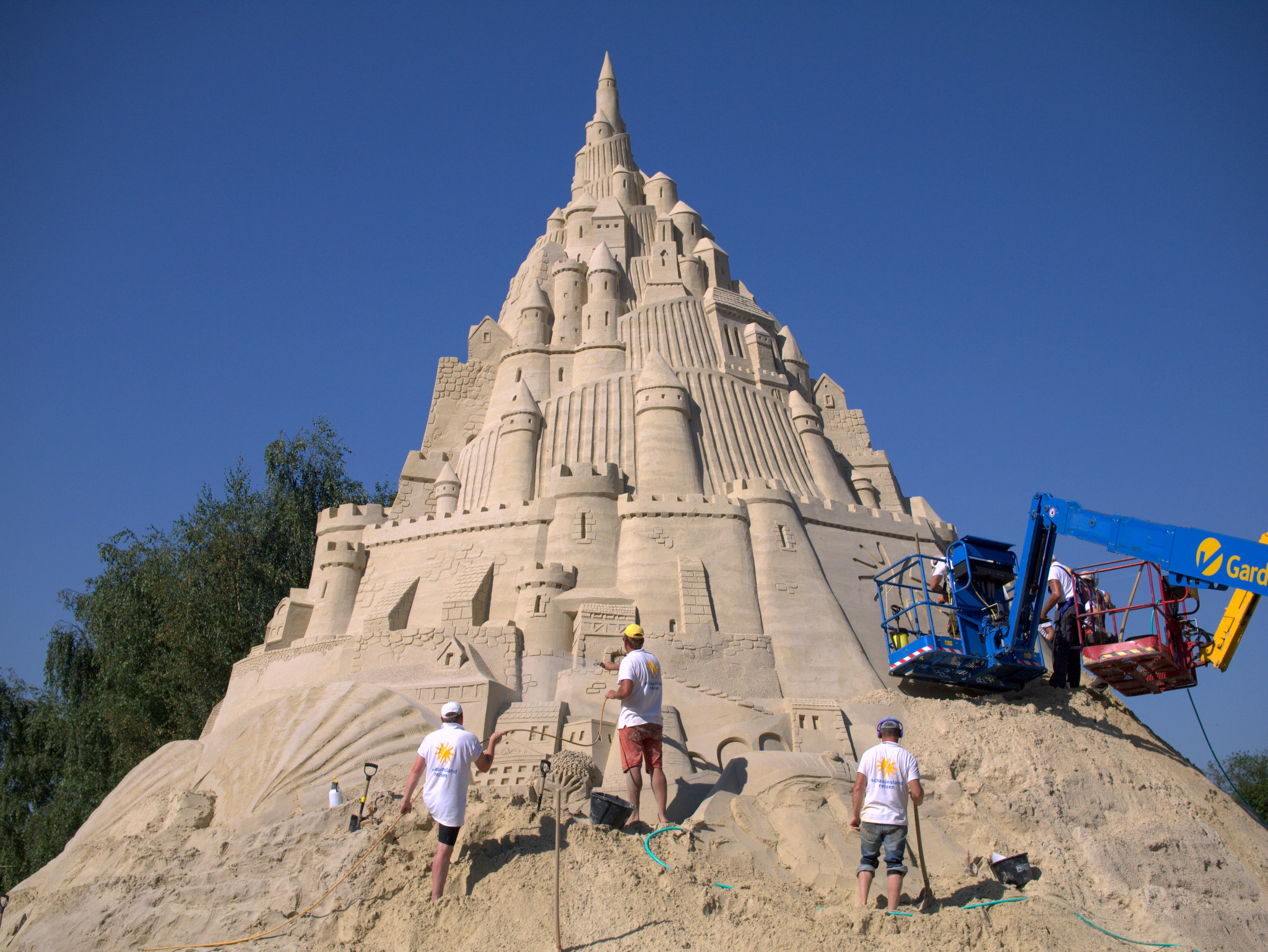 Weltrekord in the making: die höchste Sandburg im Landschaftspark ...